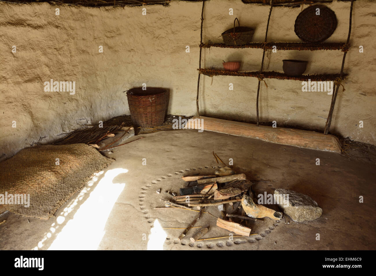 Neolithic thatched huts at stonehenge hi-res stock photography and ...
