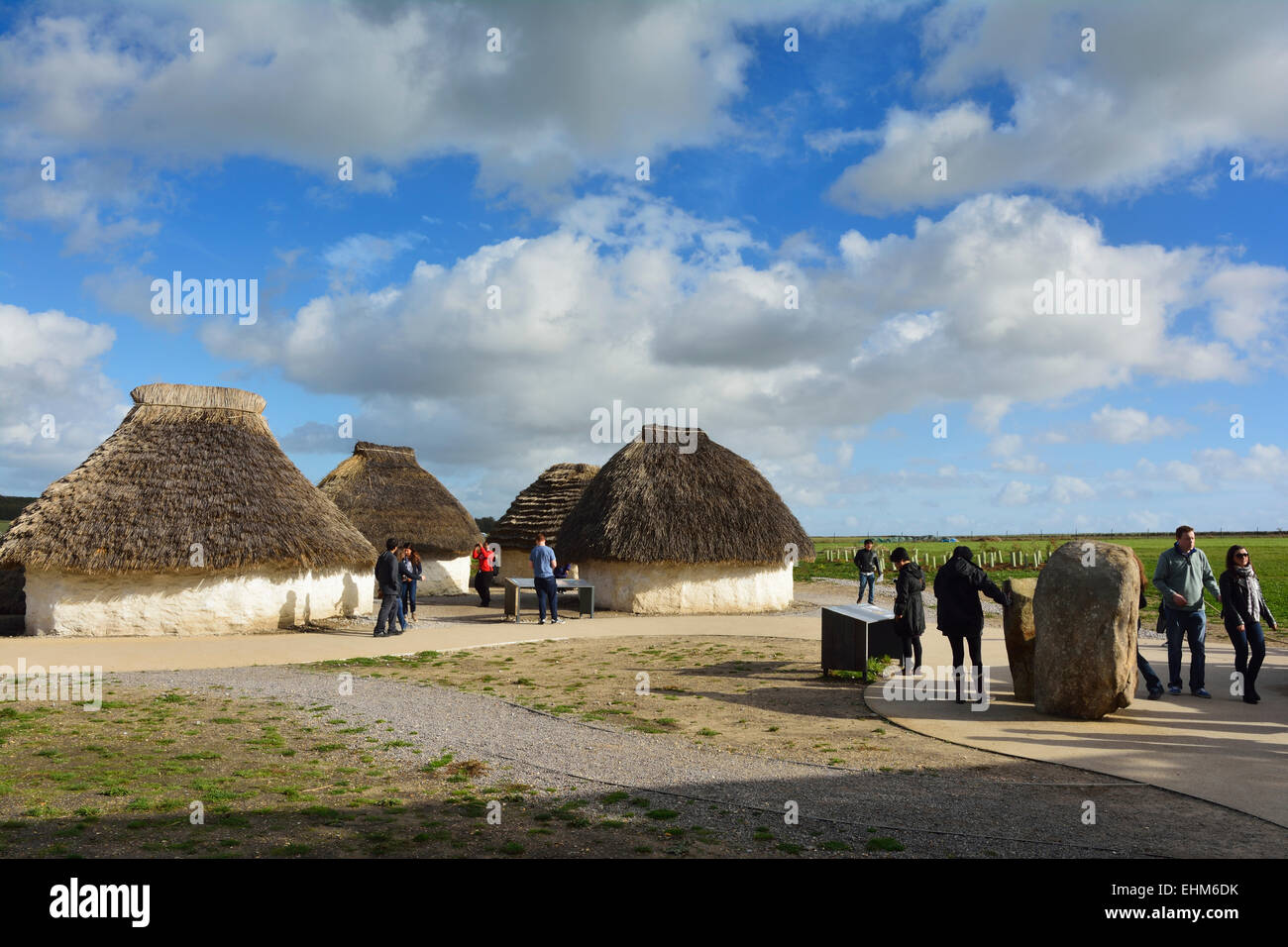 Neolithic thatched huts at stonehenge hi-res stock photography and ...