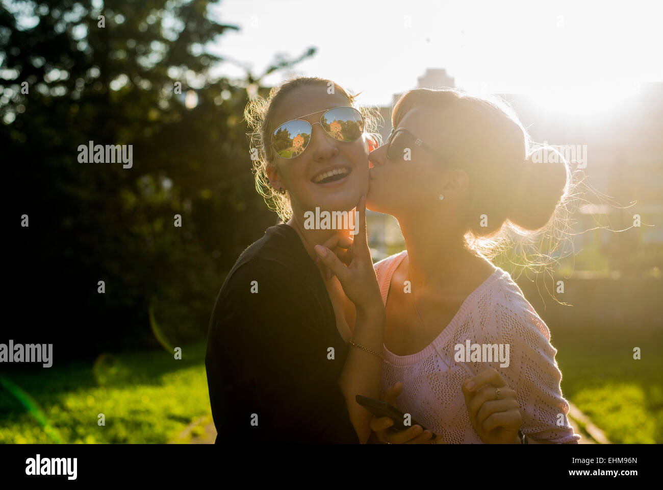 Kissing women hi-res stock photography and images - Alamy
