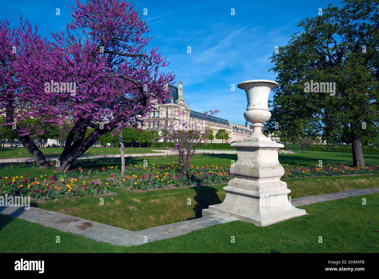 Louvre museum and Jardin des Tuileries (The Tuileries Garden), Paris ...