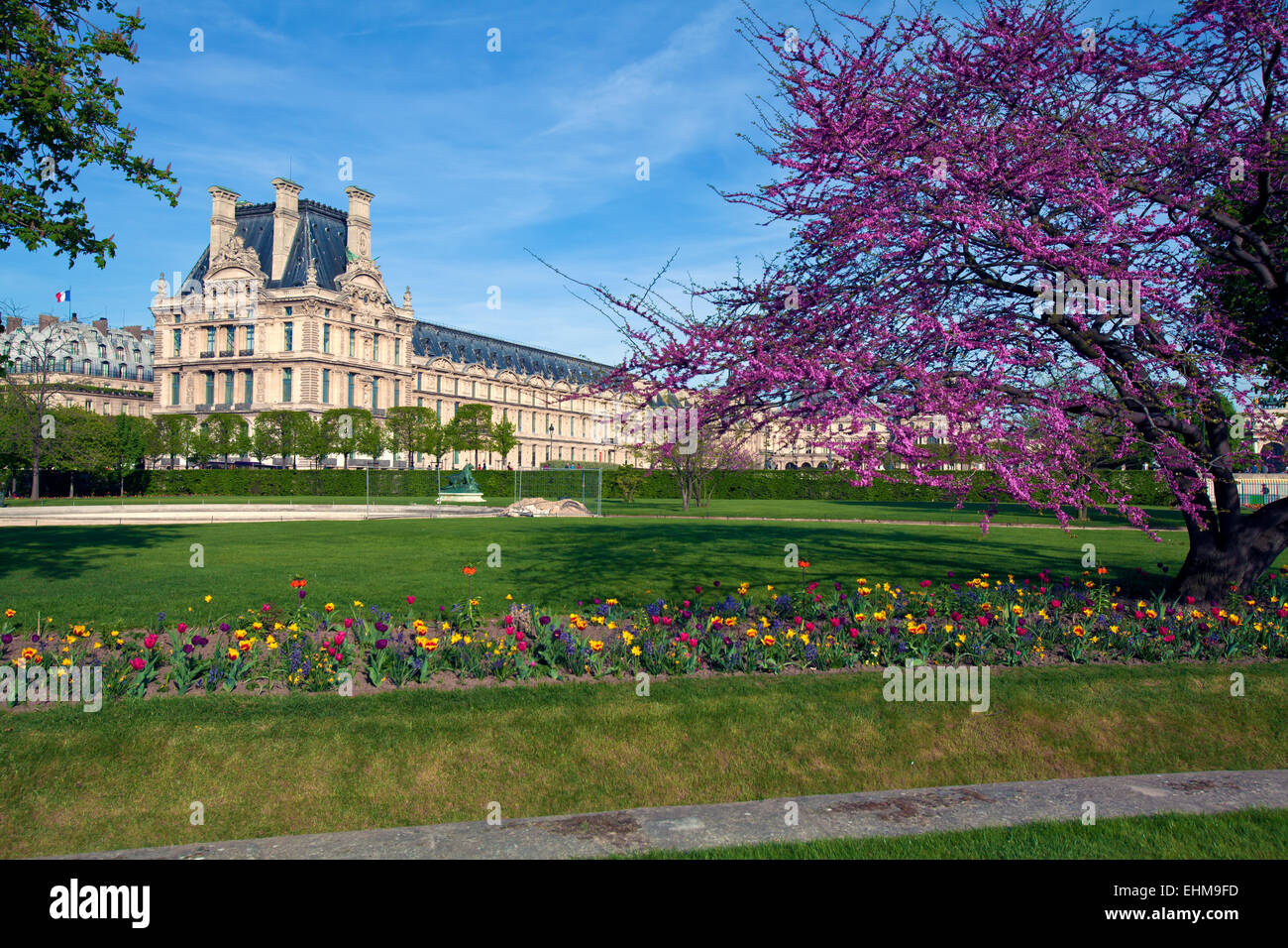 Louvre museum and Jardin des Tuileries (The Tuileries Garden), Paris ...