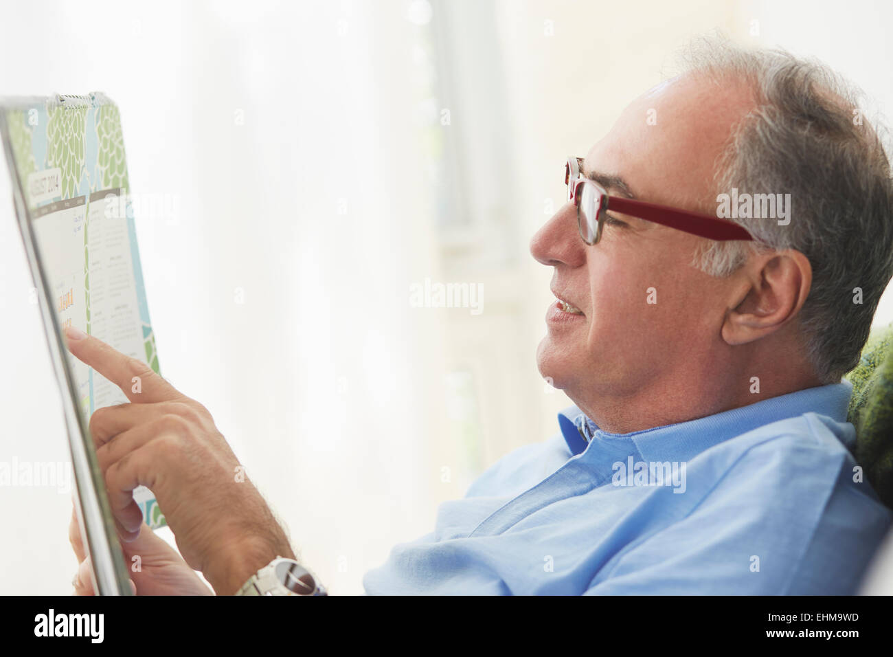 Person reading map hi-res stock photography and images - Alamy