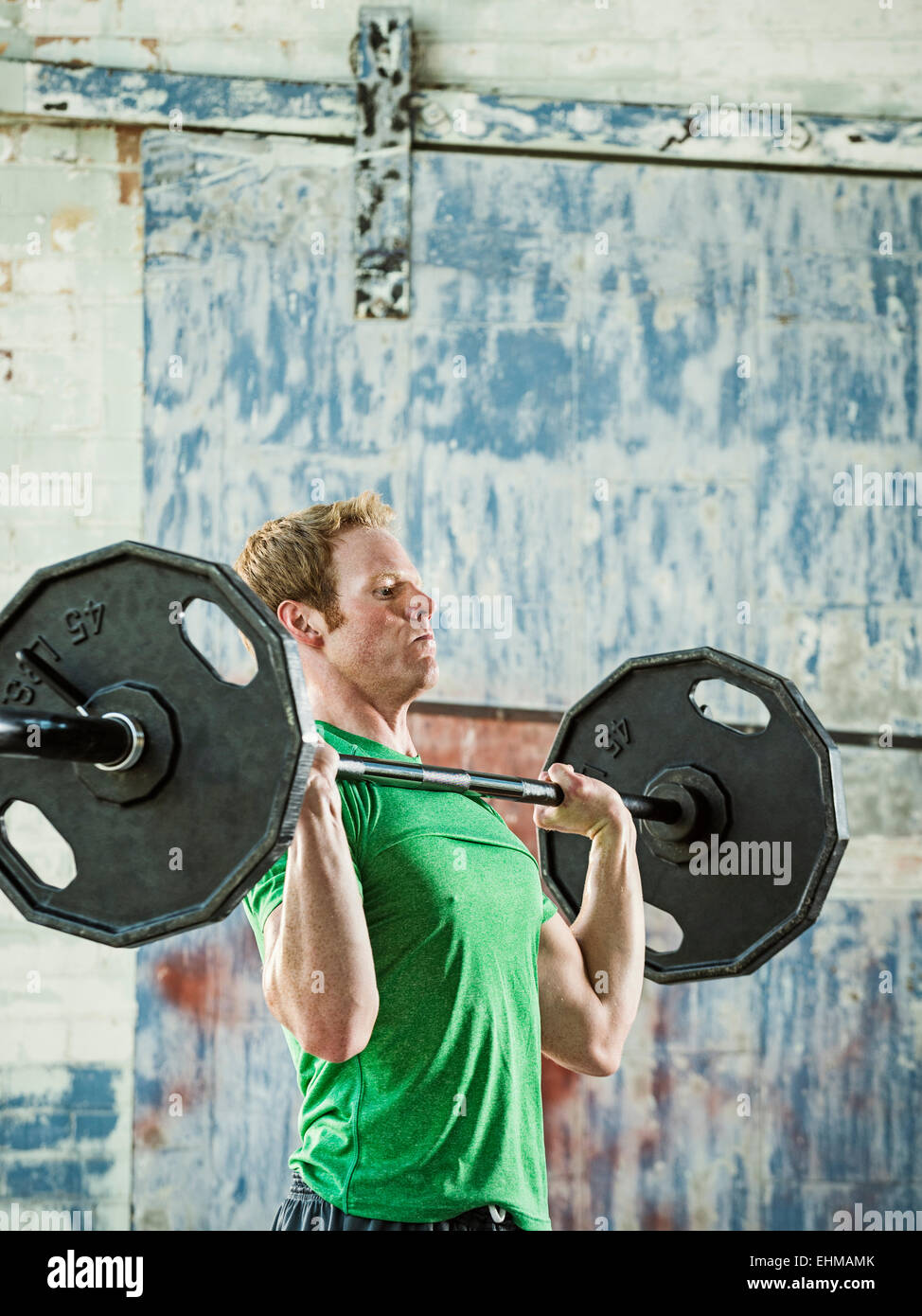 Man lifting weights hi-res stock photography and images - Alamy
