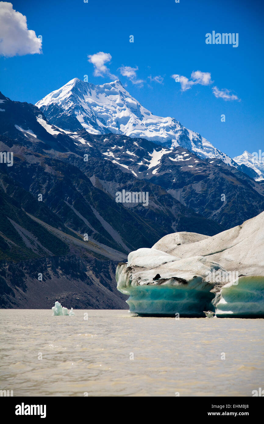 Tasman Glacier Lake and Mount Cook, Aoraki National Park, South Island ...