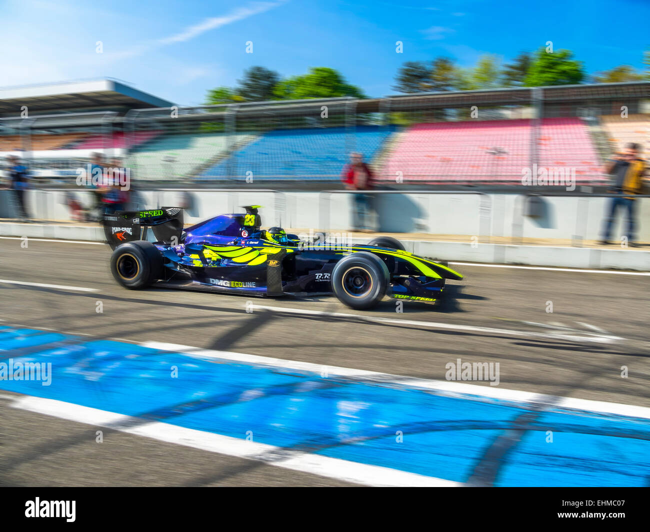 Formula 1 car side view hi-res stock photography and images - Alamy