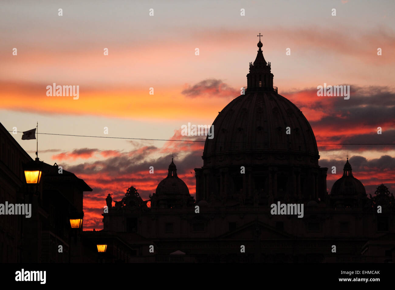 Sunset over the dome of Saint Peter's Basilica in Vatican City in Rome ...