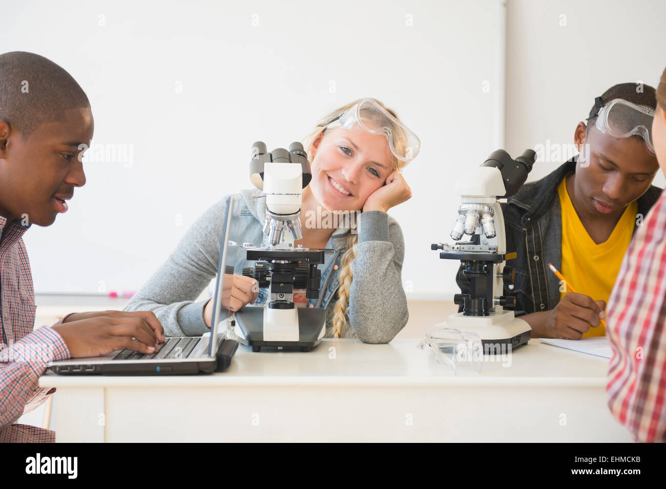 Student microscope hi-res stock photography and images - Alamy