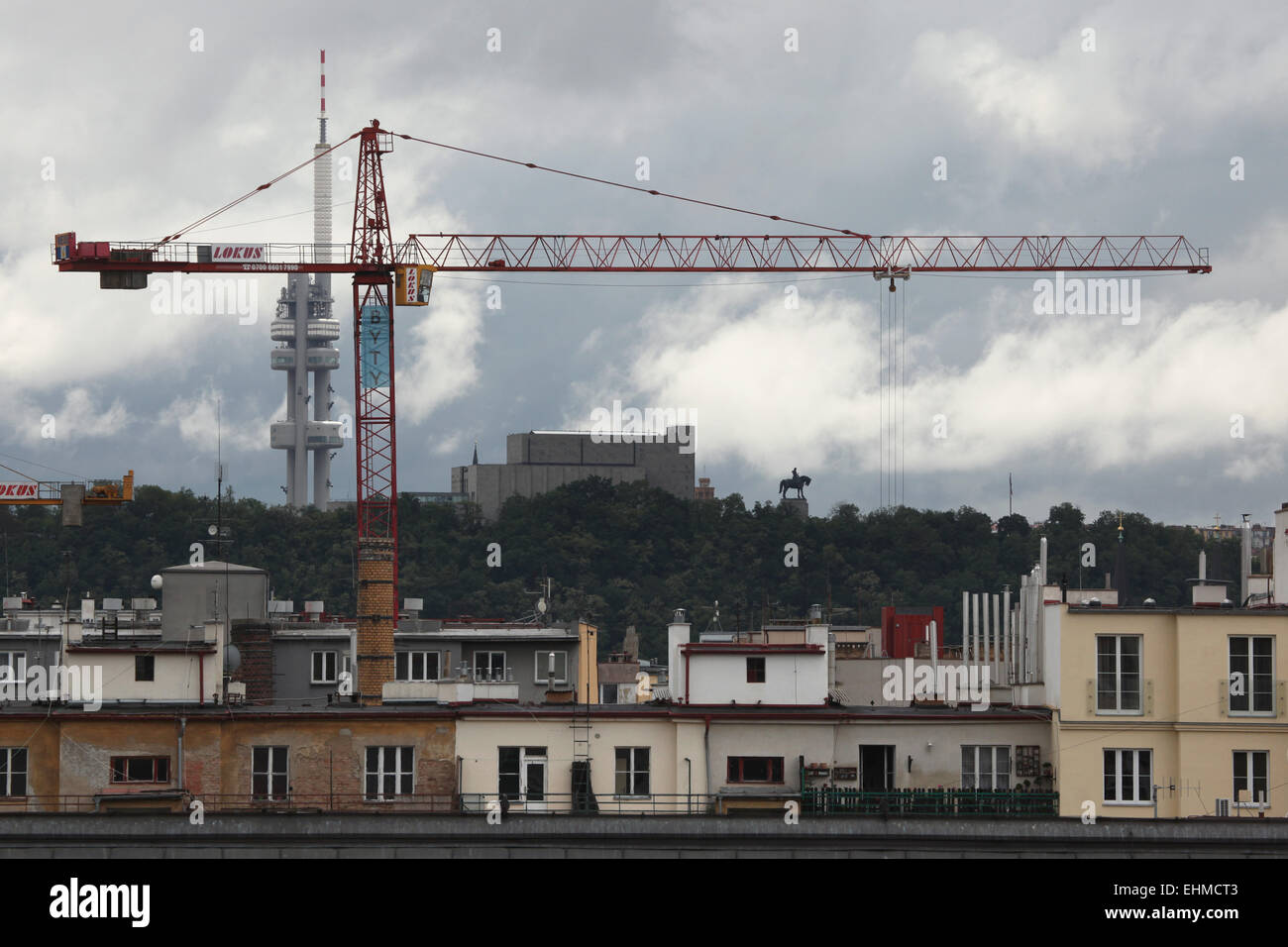 Lifting statue hi-res stock photography and images - Alamy