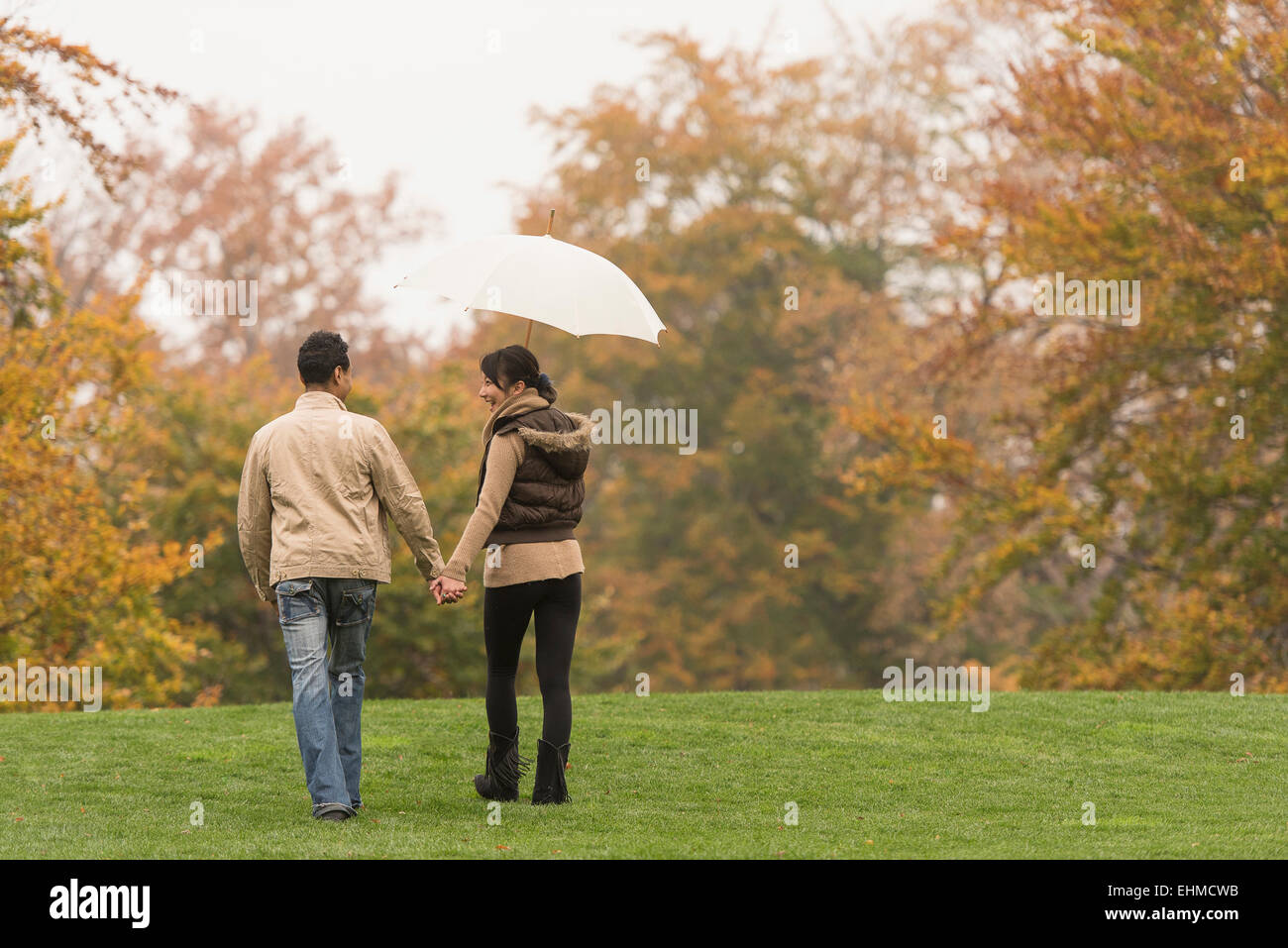 Couple park walking rear view hi-res stock photography and images - Alamy