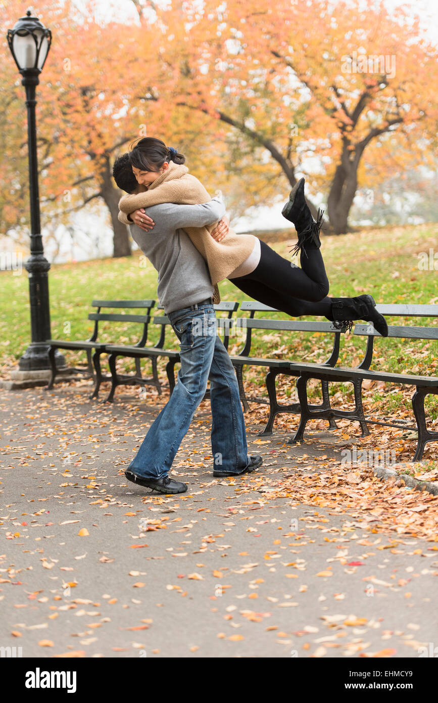 Couple hugging hi-res stock photography and images - Alamy