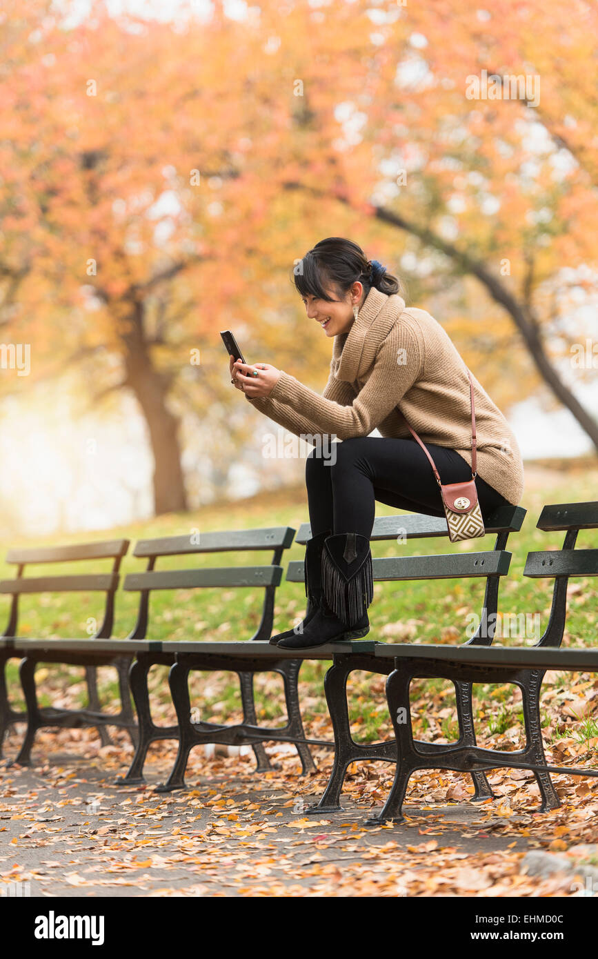 Woman on bench phone hi-res stock photography and images - Alamy