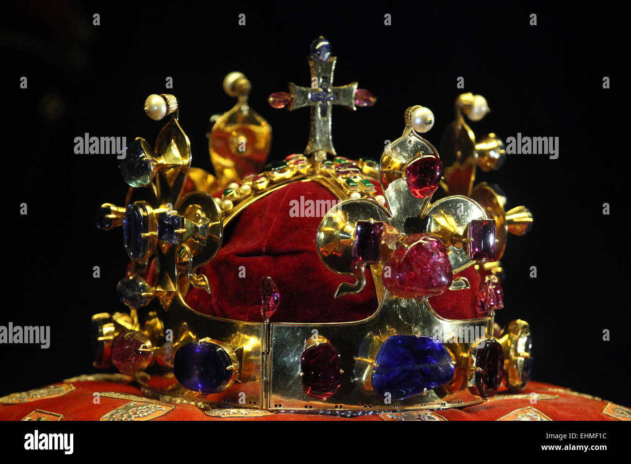 Royal crown jewels hi-res stock photography and images - Alamy