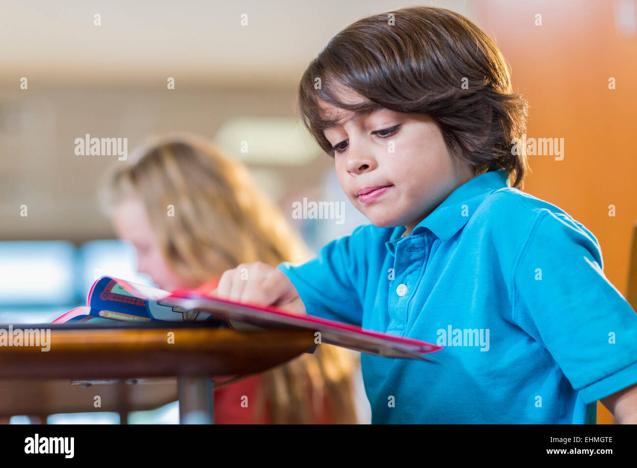 Student sitting reading book hi-res stock photography and images - Alamy
