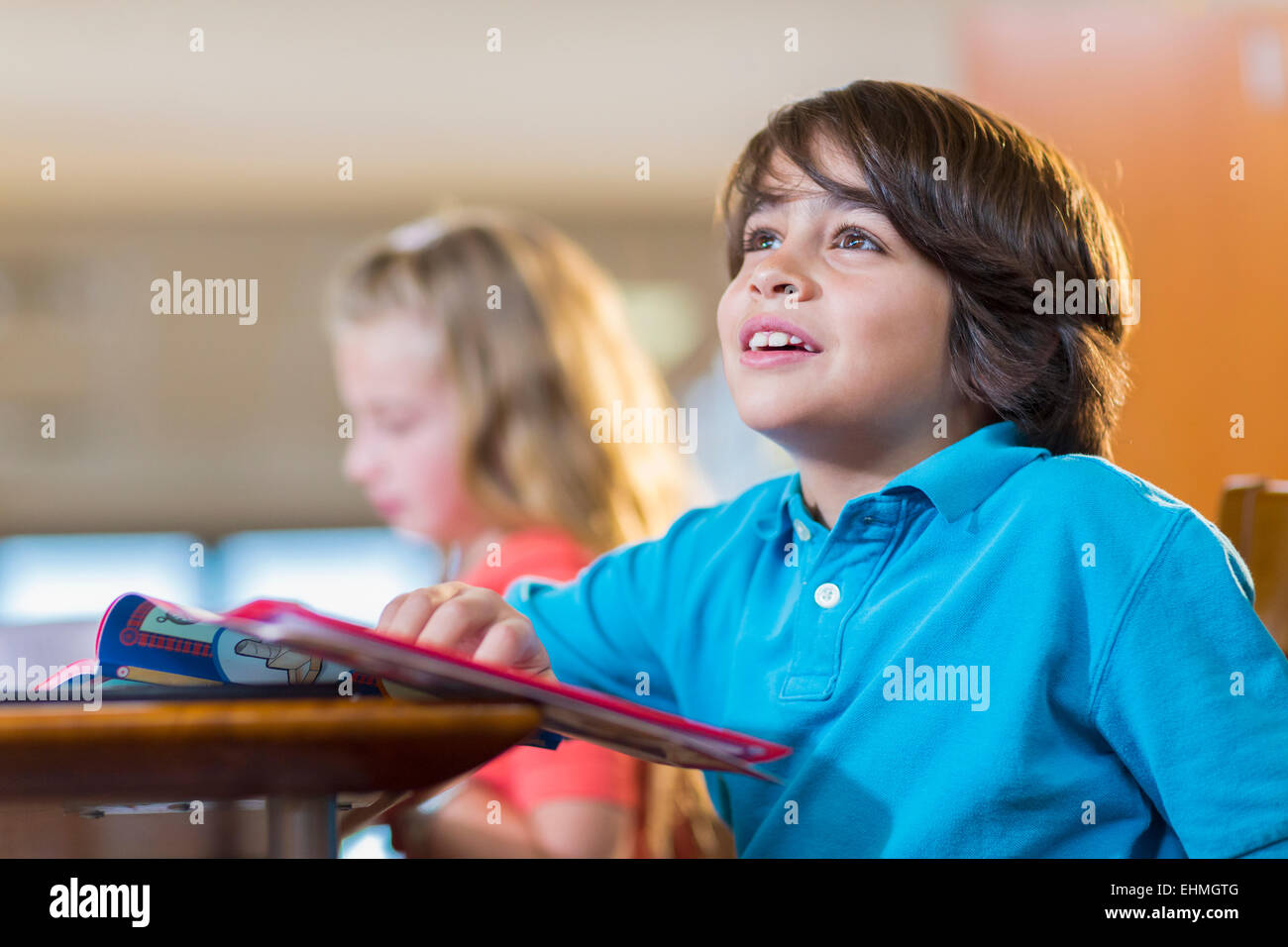 Student sitting reading book hi-res stock photography and images - Alamy
