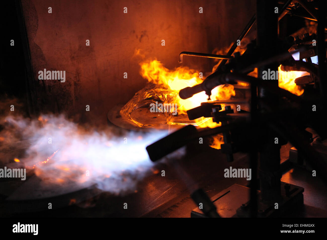 Automatic production of decorative glass vases at the Crystalite ...