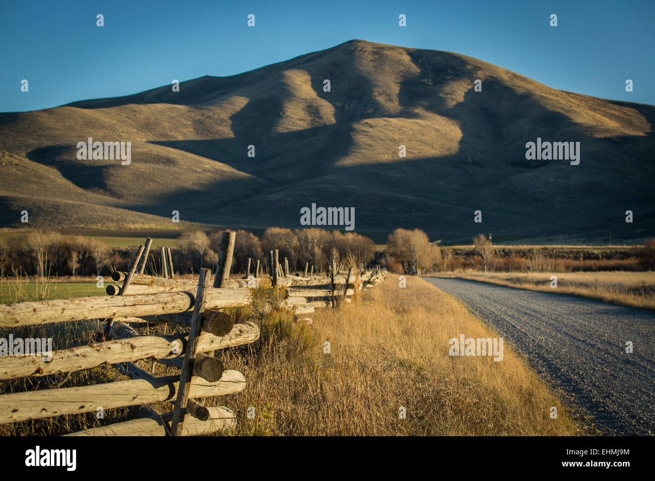 Field mountain hi-res stock photography and images - Alamy