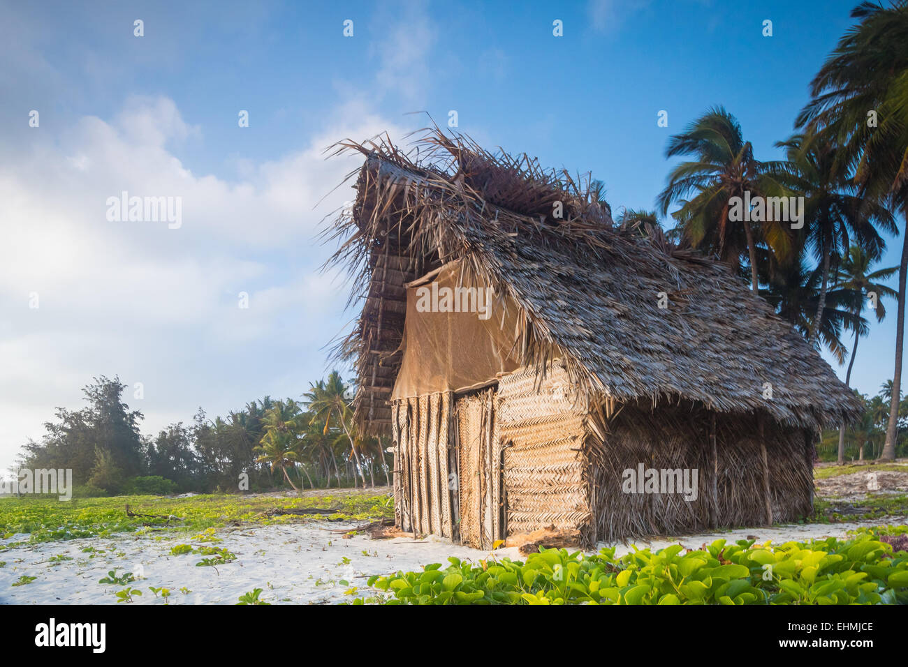 Abandoned shack on beach hi-res stock photography and images - Alamy