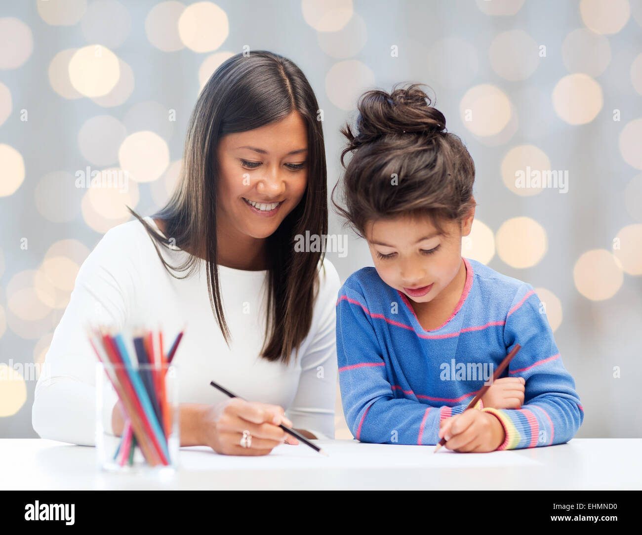 happy mother and daughter drawing with pencils Stock Photo - Alamy
