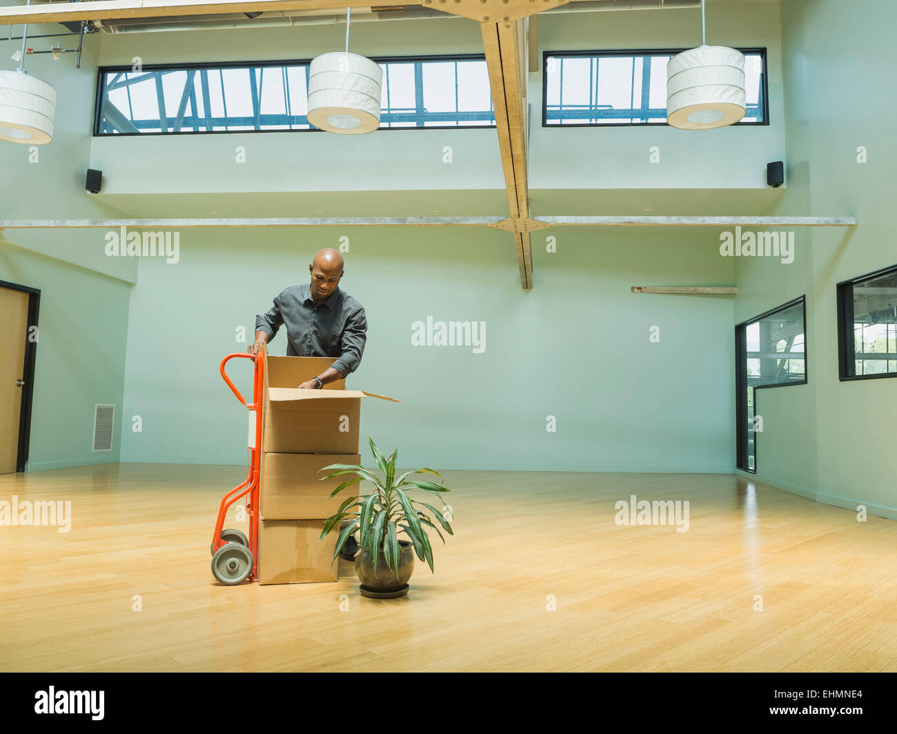 Empty office hi-res stock photography and images - Alamy