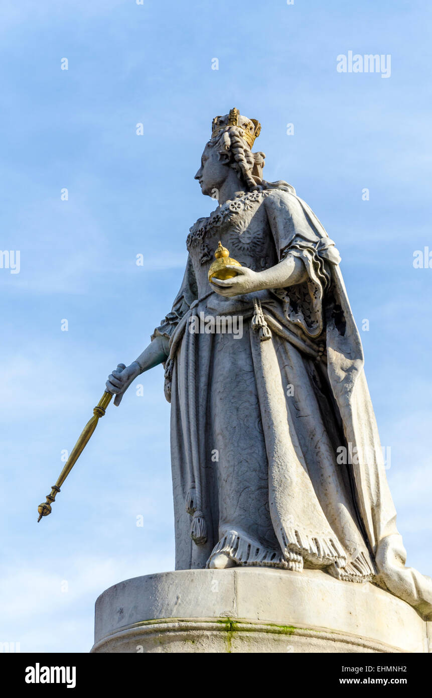 Queen anne statue hi-res stock photography and images - Alamy