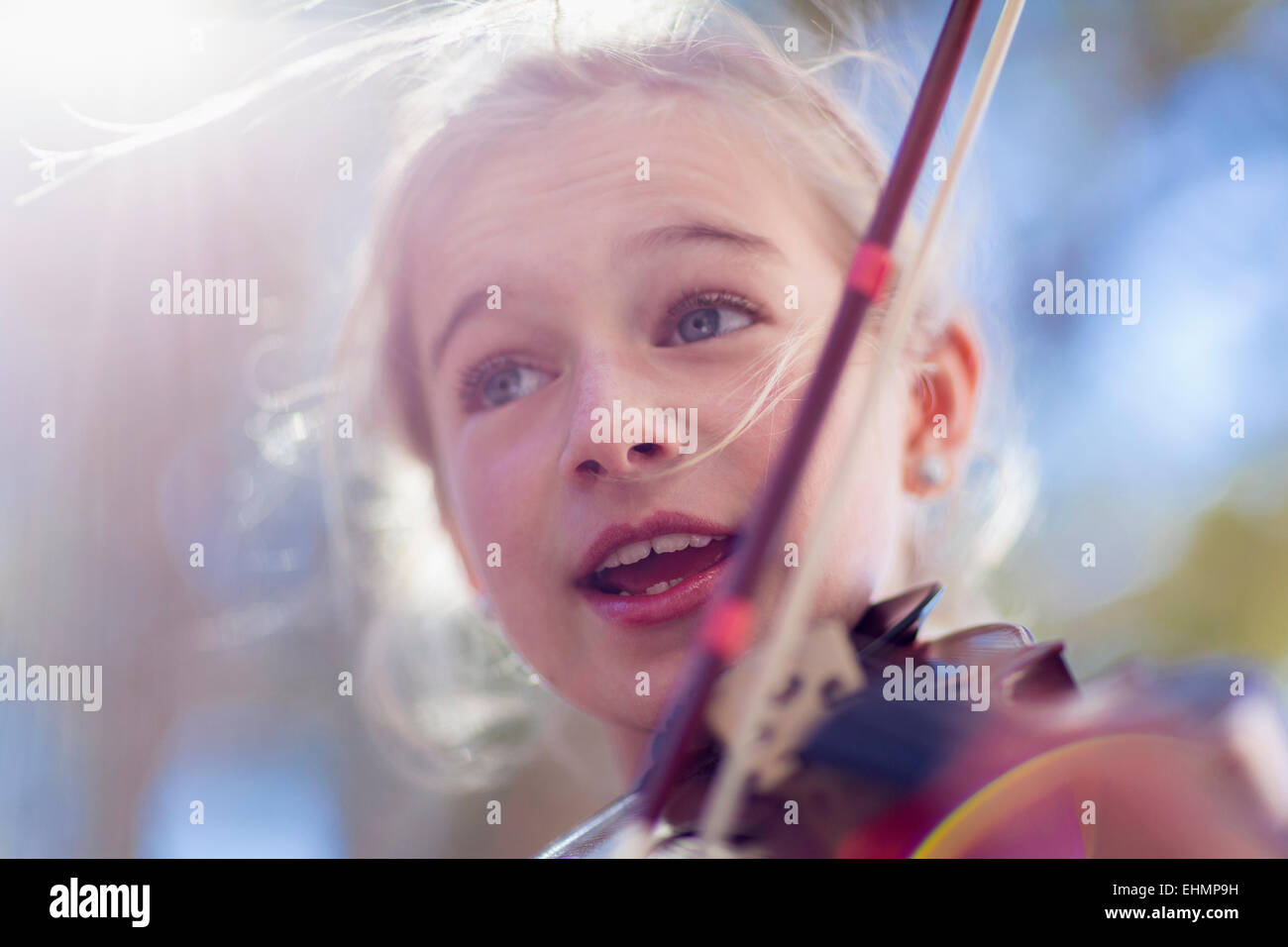 Back view girl violin hi-res stock photography and images - Alamy