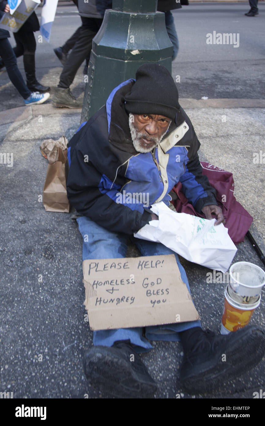 Homeless old man hi-res stock photography and images - Alamy