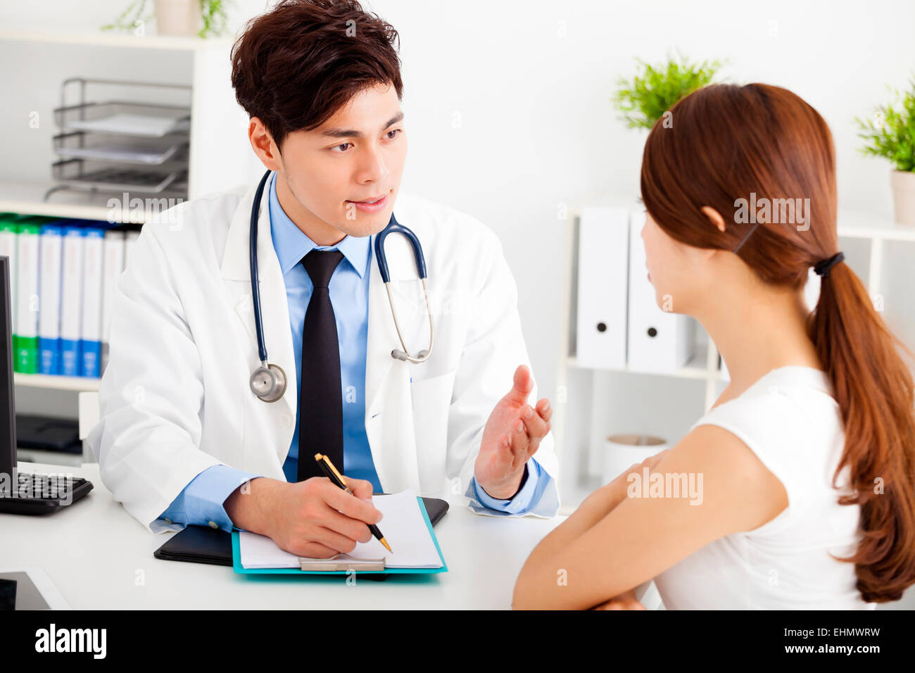 Doctor talking to patient female hi-res stock photography and images ...