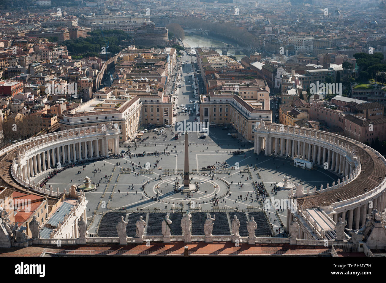 Piazza san pietro columns hi-res stock photography and images - Alamy