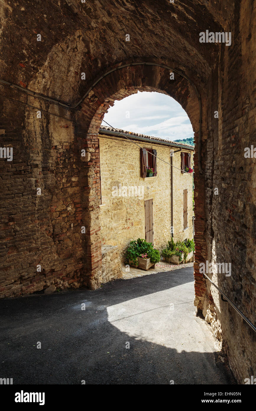 Stone arch in the old town in Italy Stock Photo - Alamy