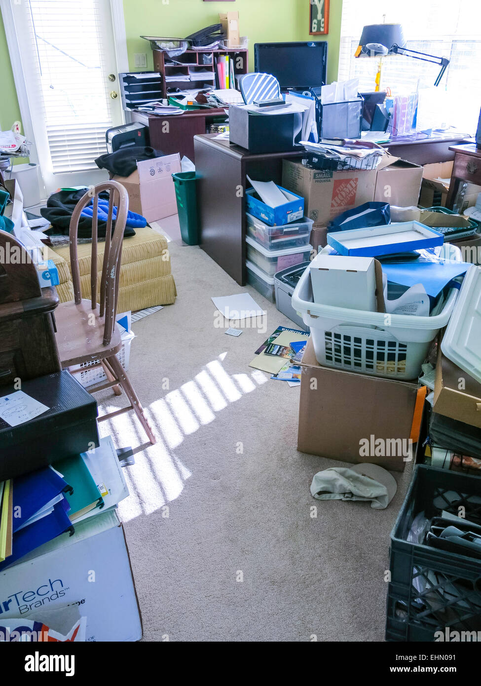 Messy office desk hi-res stock photography and images - Alamy