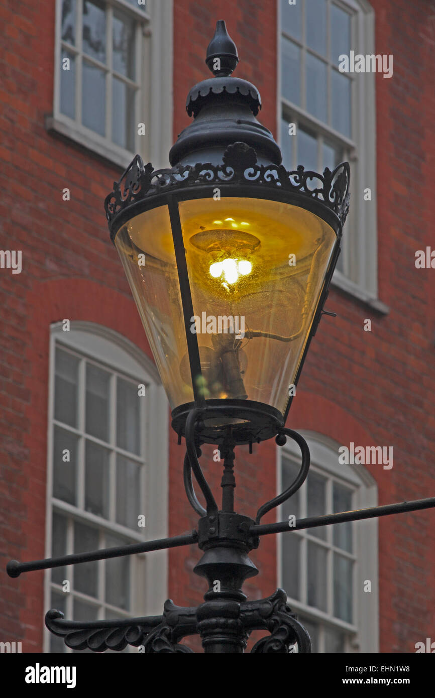 Gas lamp victorian london hi-res stock photography and images - Alamy