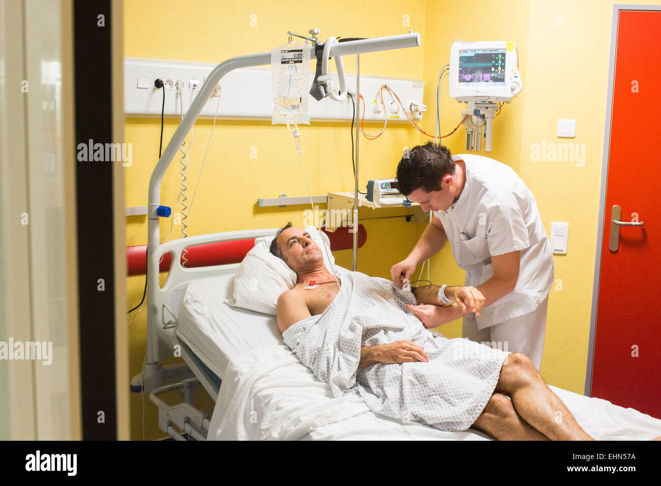 Cardiac monitoring on a stroke patient hospitalized in intensive care ... Cardiac monitoring on a stroke patient hospitalized in intensive care ...