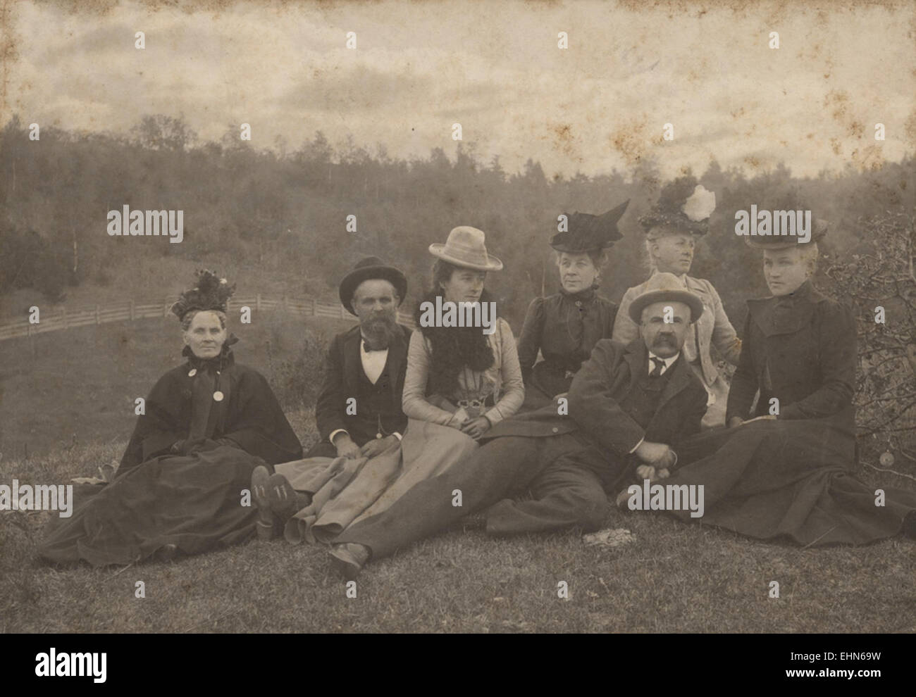 Vintage family portrait 1900 hi-res stock photography and images - Alamy