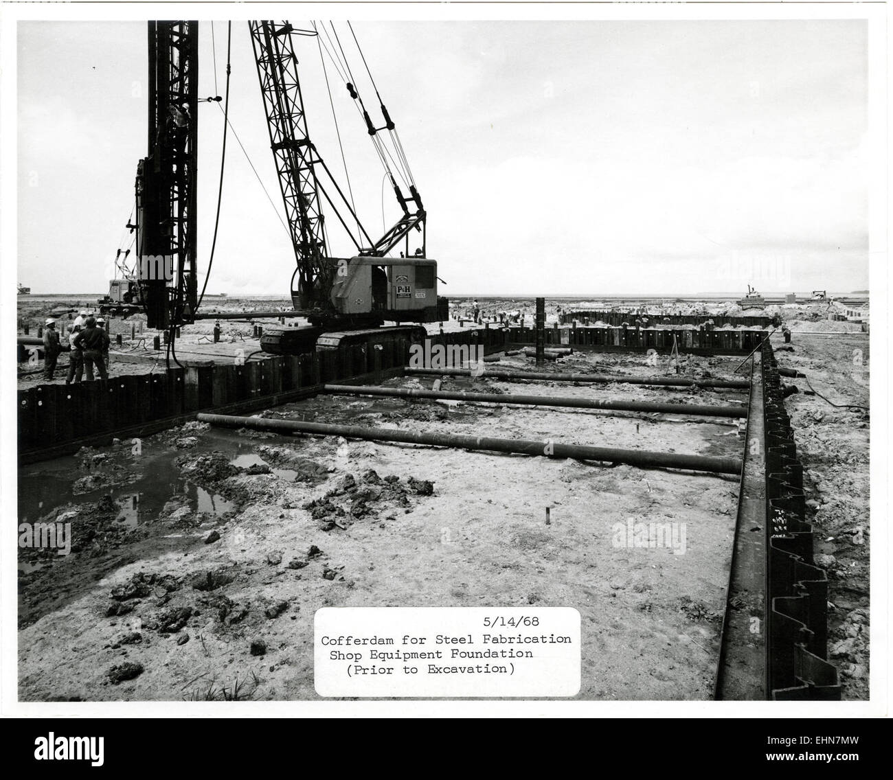 This image shows the cofferdam structure built to support the ...