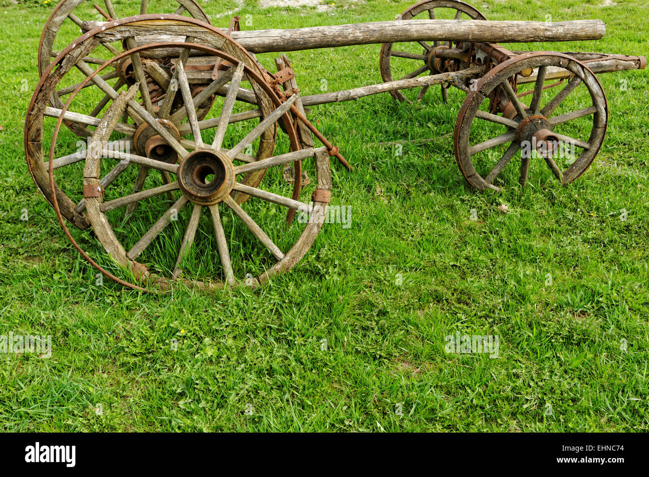 Old broken wooden wagon wheel hi-res stock photography and images - Alamy
