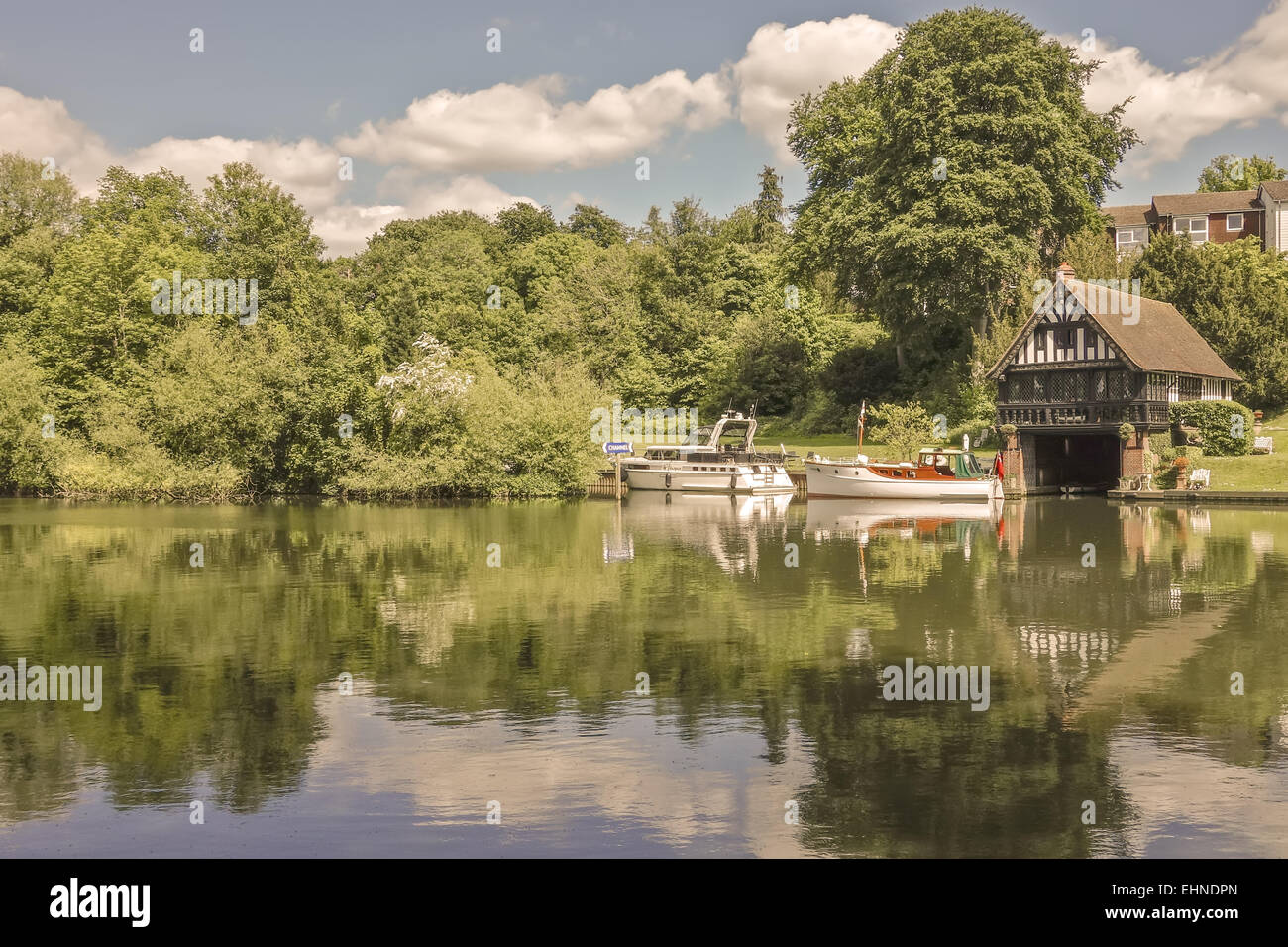 Thames boathouse hi-res stock photography and images - Alamy