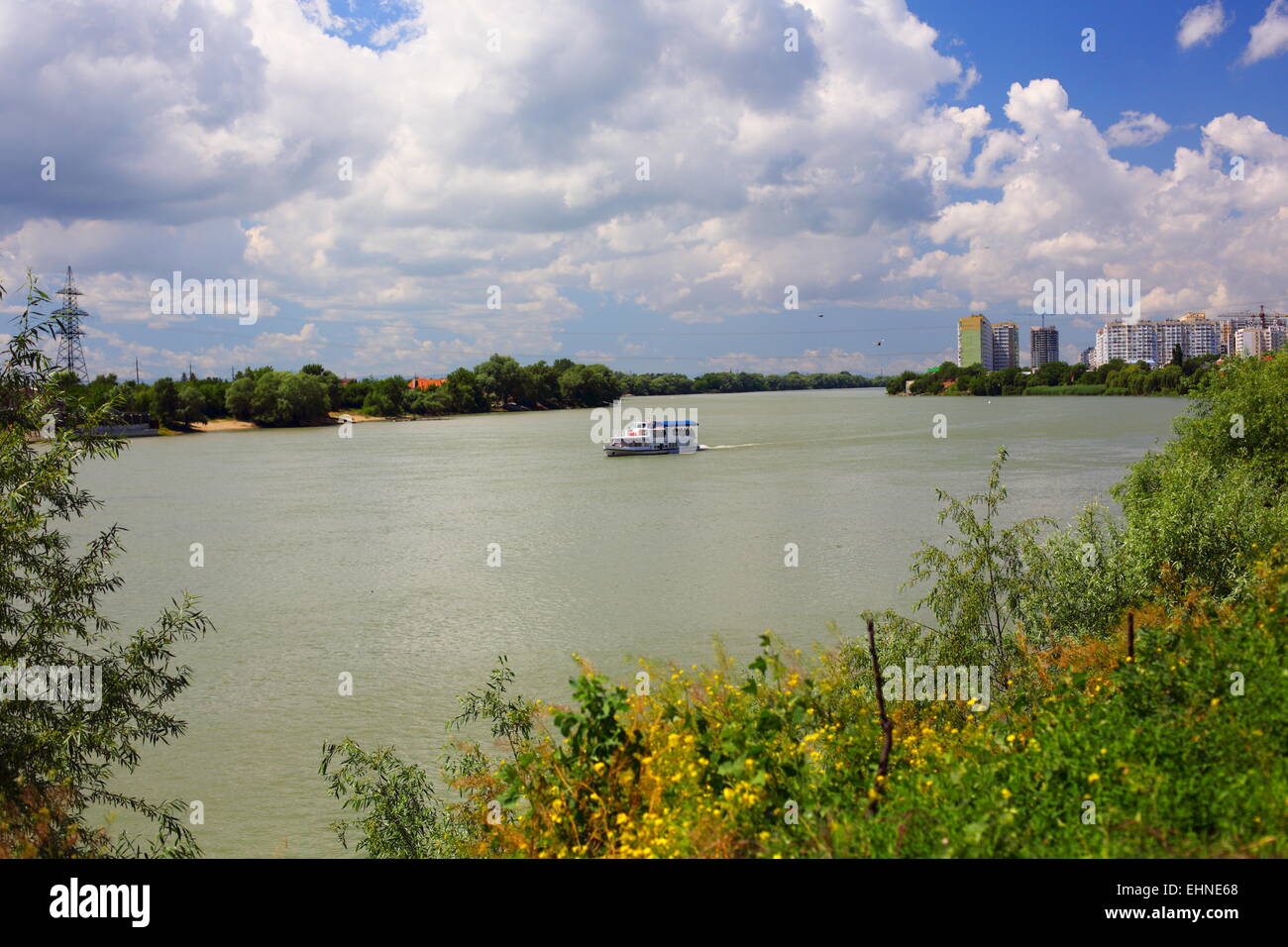 River boat on water hi-res stock photography and images - Alamy