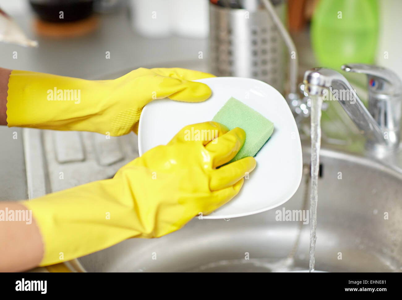 close up of woman hands washing dishes in kitchen Stock Photo - Alamy