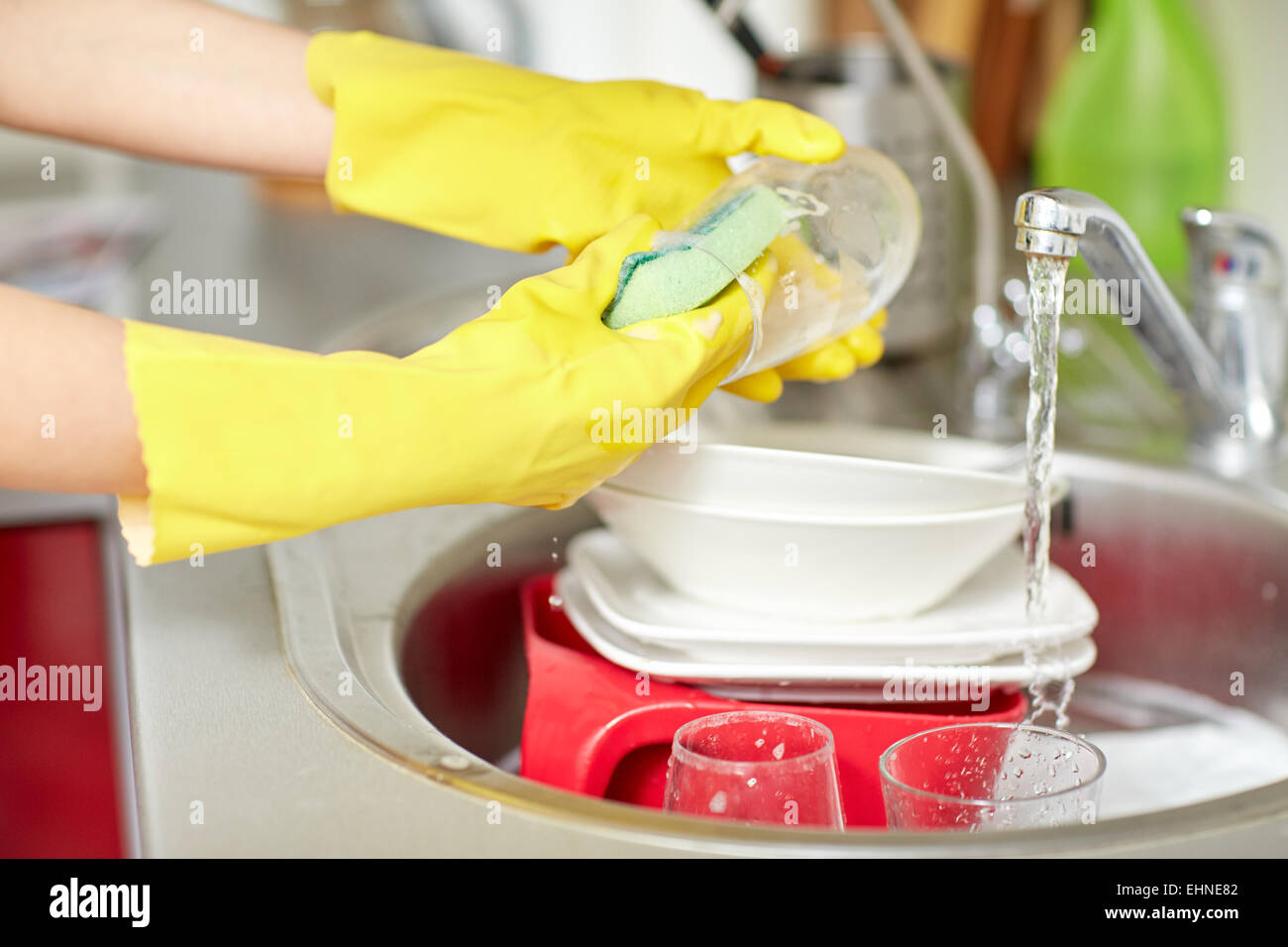 close up of woman hands washing dishes in kitchen Stock Photo - Alamy