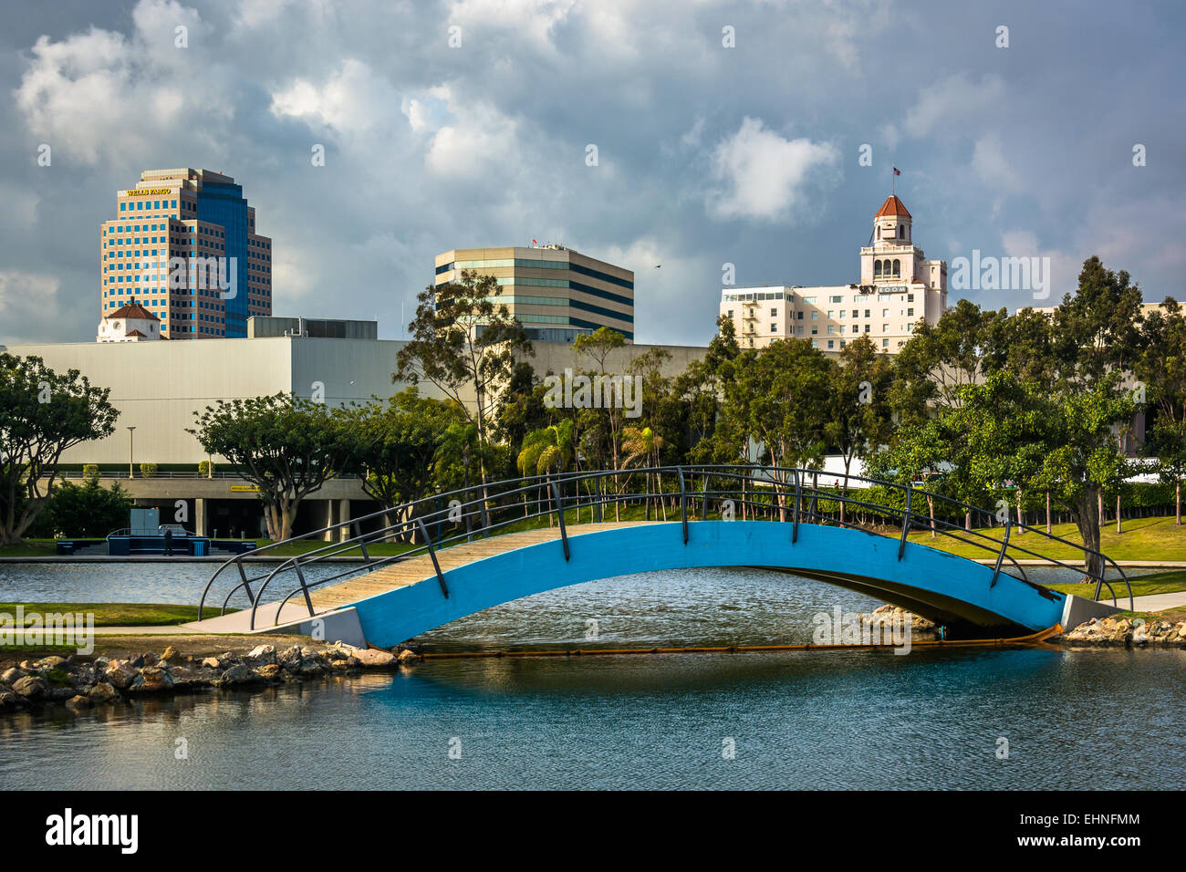 Bridge at Rainbow Lagoon Park and view of buildings in Long Beach, California Stock Photo - Alamy