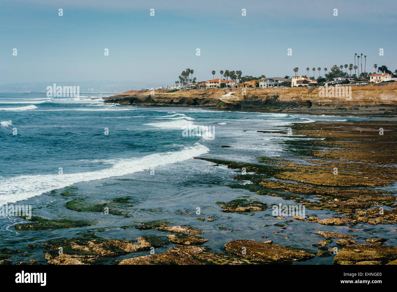 Cliffs along the Pacific Ocean at Sunset Cliffs Natural Park in Point ...