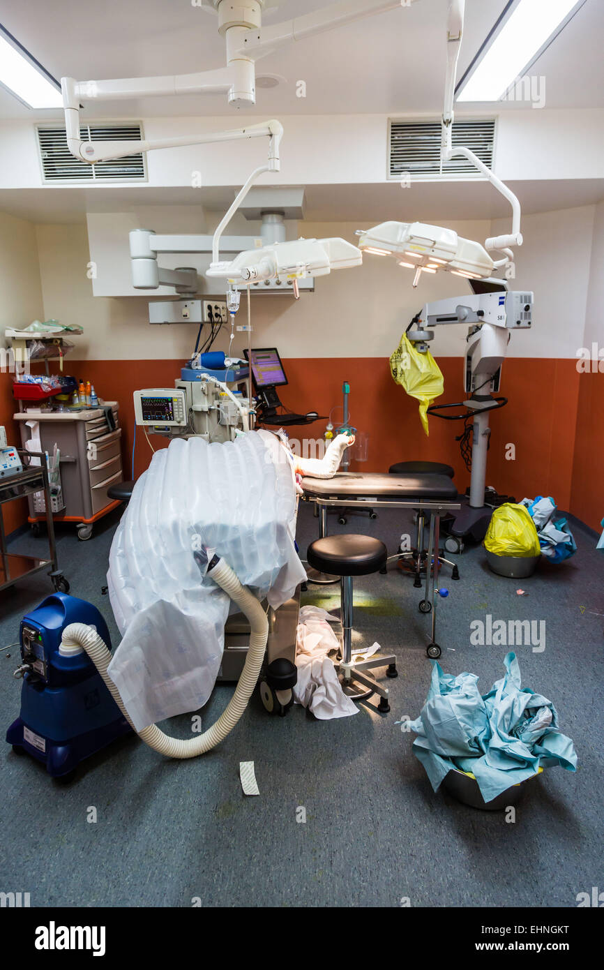 Laying a cast after hand surgery Stock Photo - Alamy