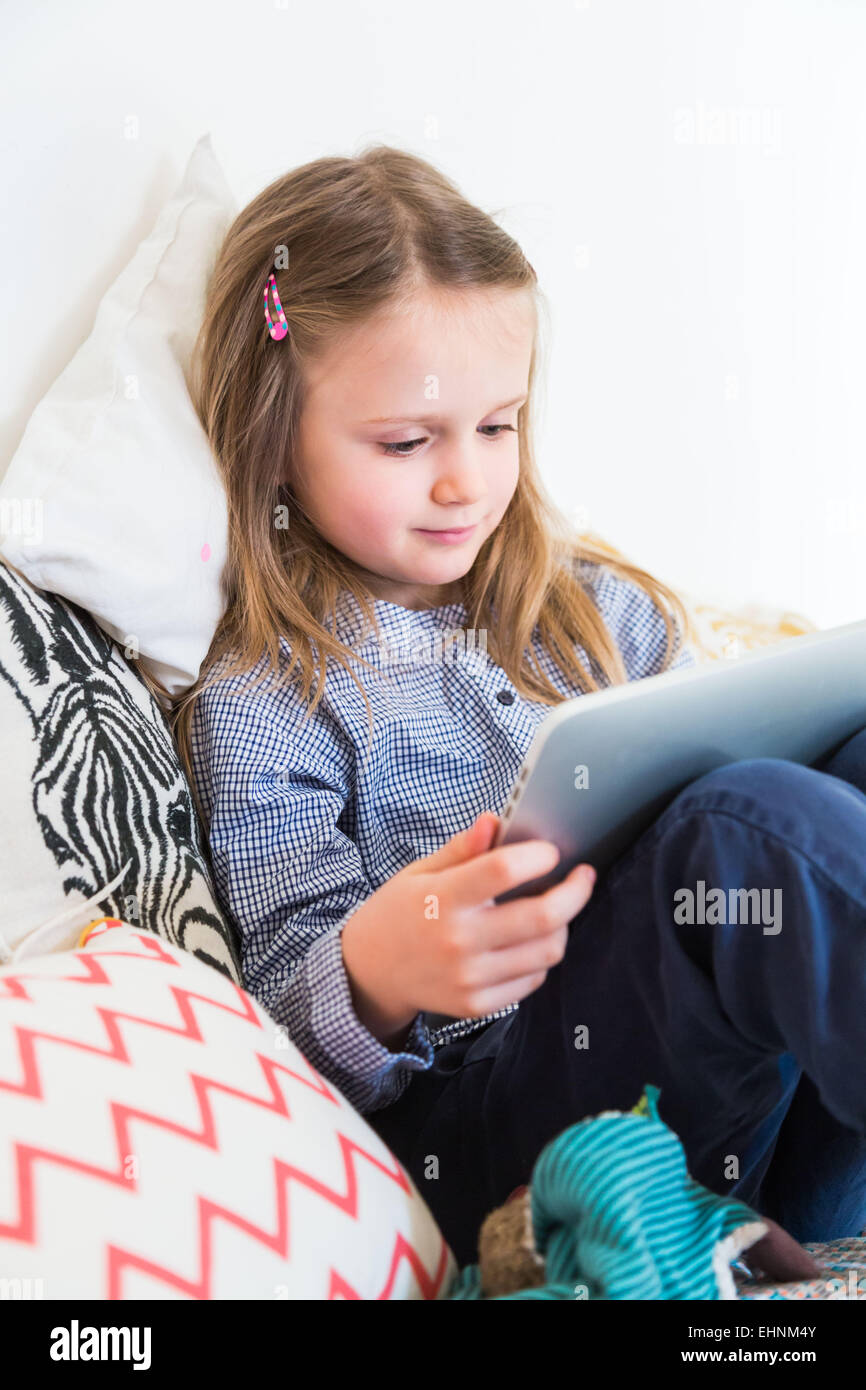Girl and computer hi-res stock photography and images - Alamy