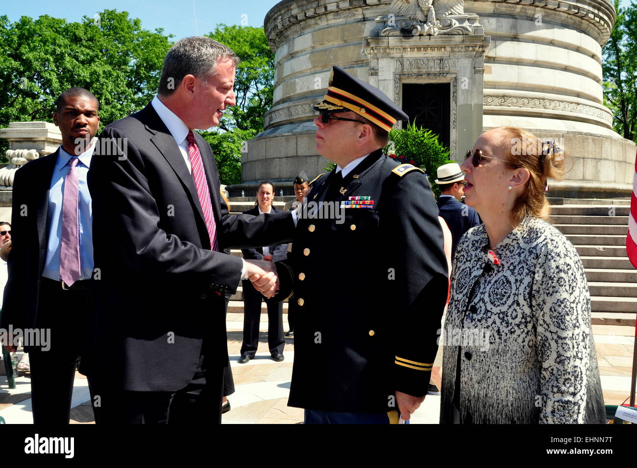 New York City: Mayor Bill DeBlasio shaking hands with an armed forces ...