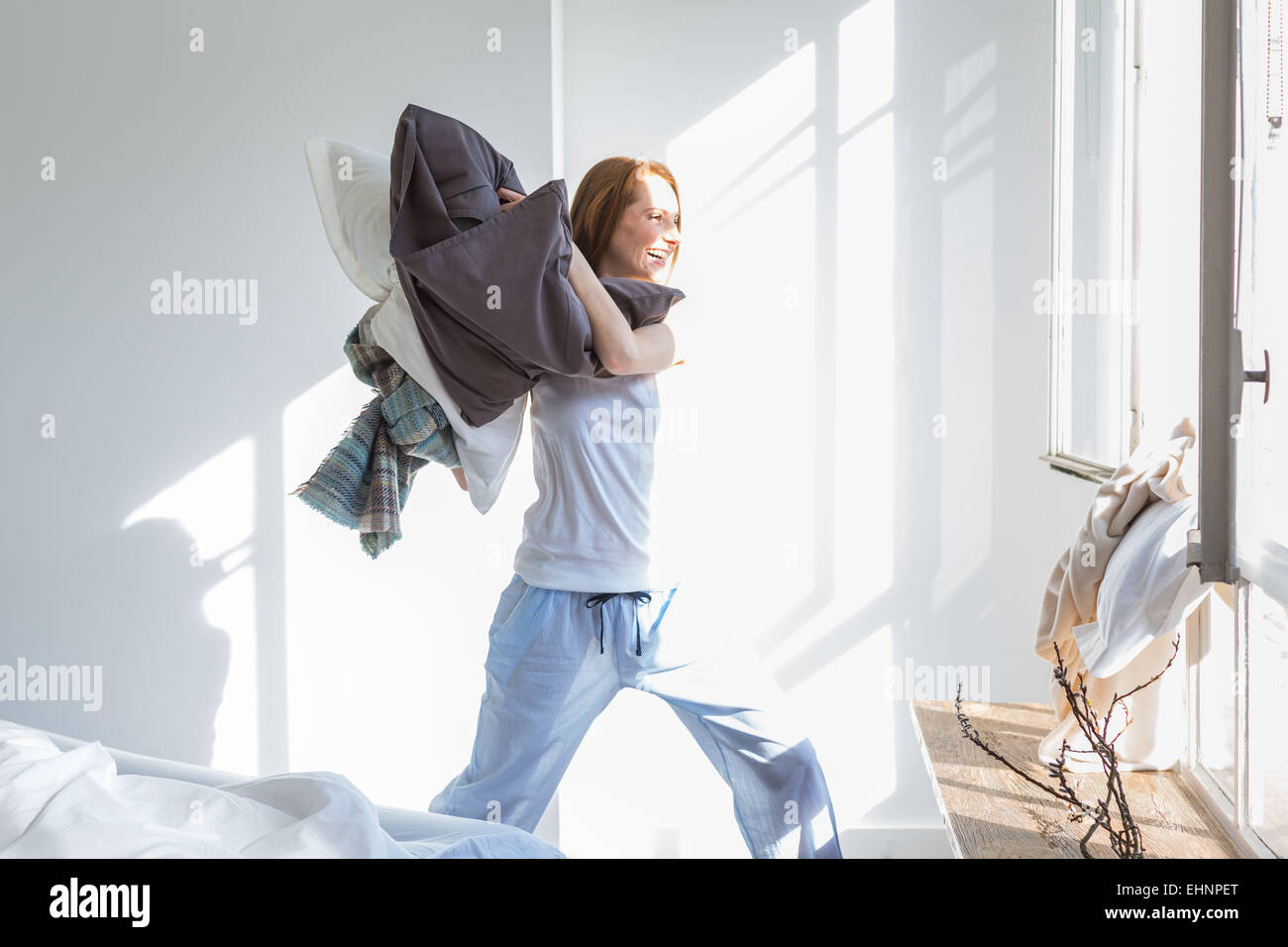 Making the bed linen hi-res stock photography and images - Alamy