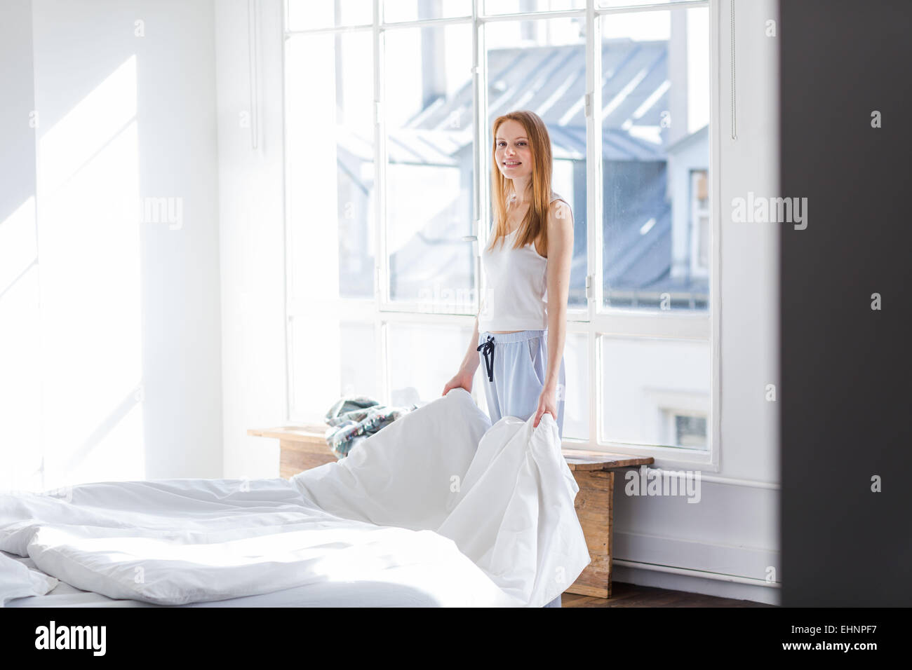 Making bed hi-res stock photography and images - Alamy
