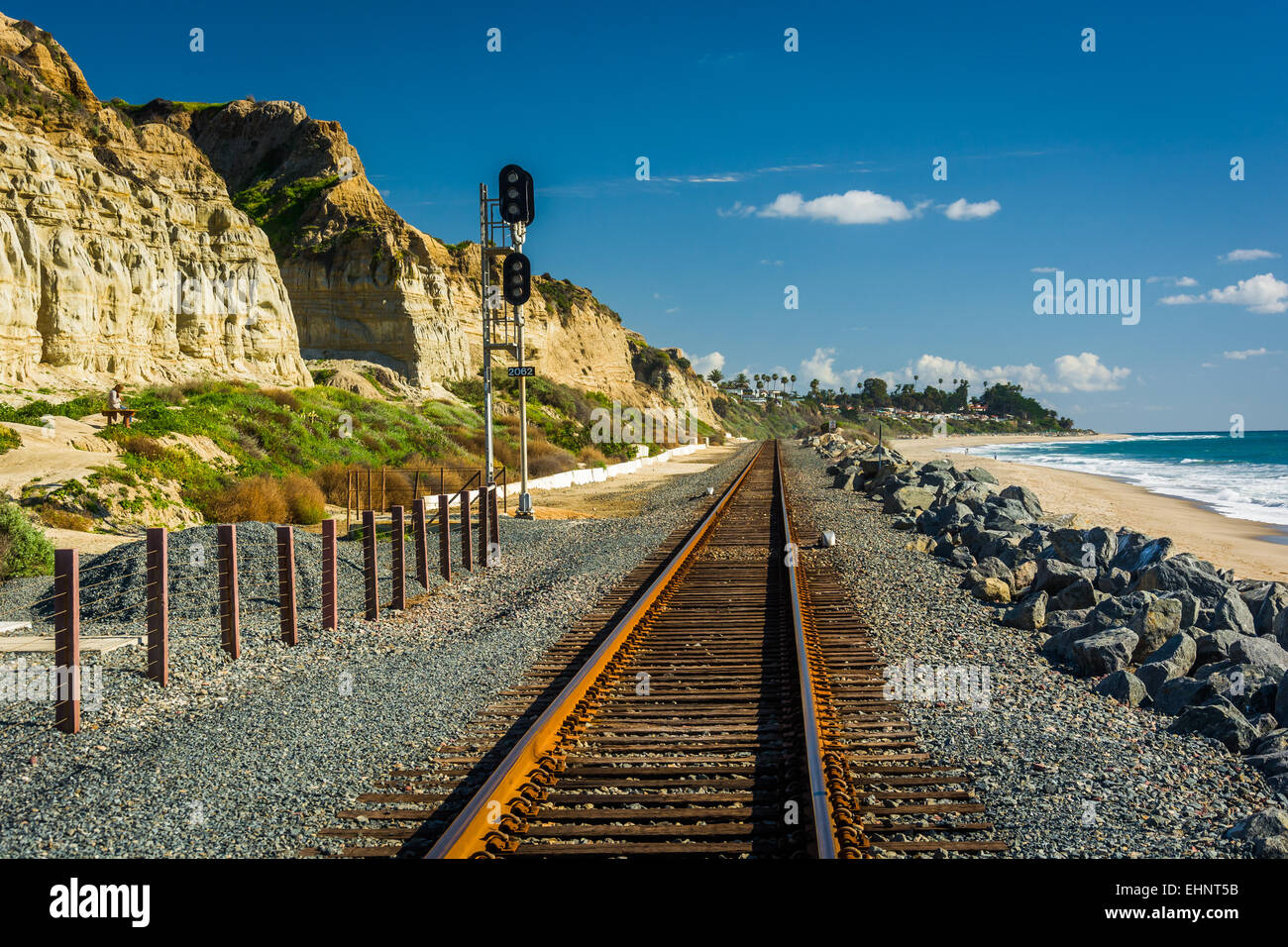Rail tracks along the pacific ocean beach hi-res stock photography and ...