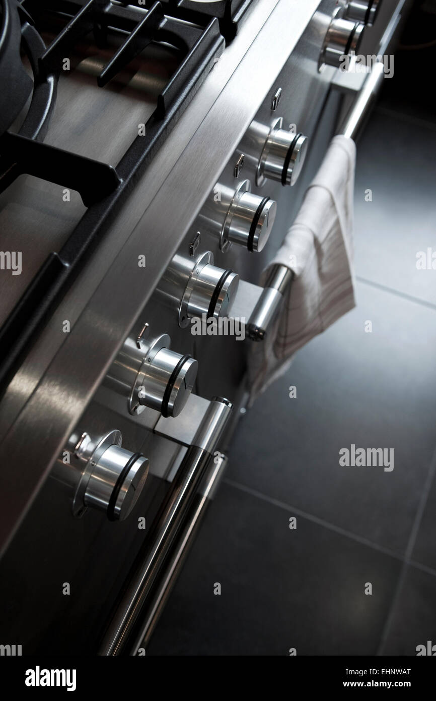 Gas stove and towel in a kitchen Stock Photo - Alamy