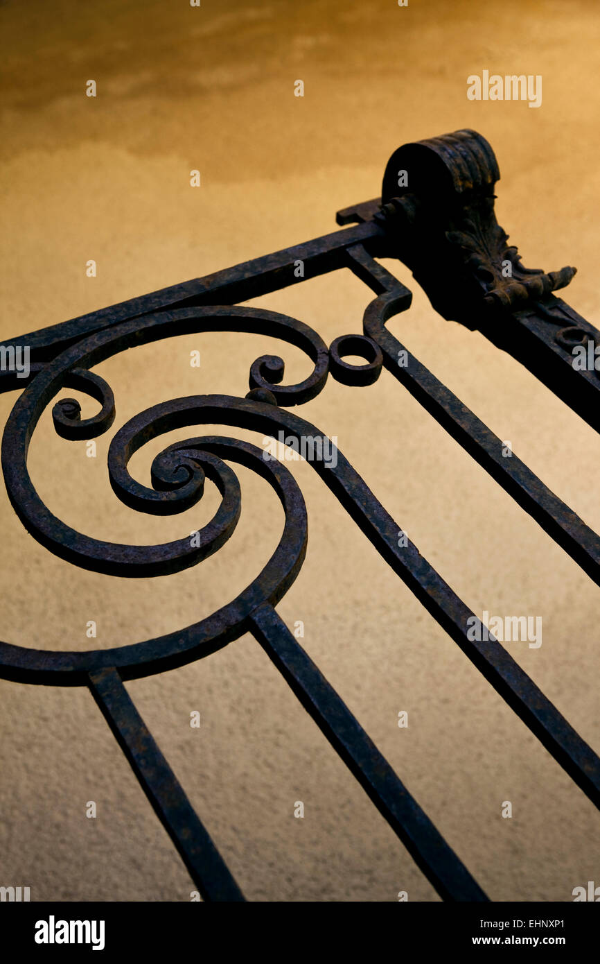 Open gate mansion hi-res stock photography and images - Alamy