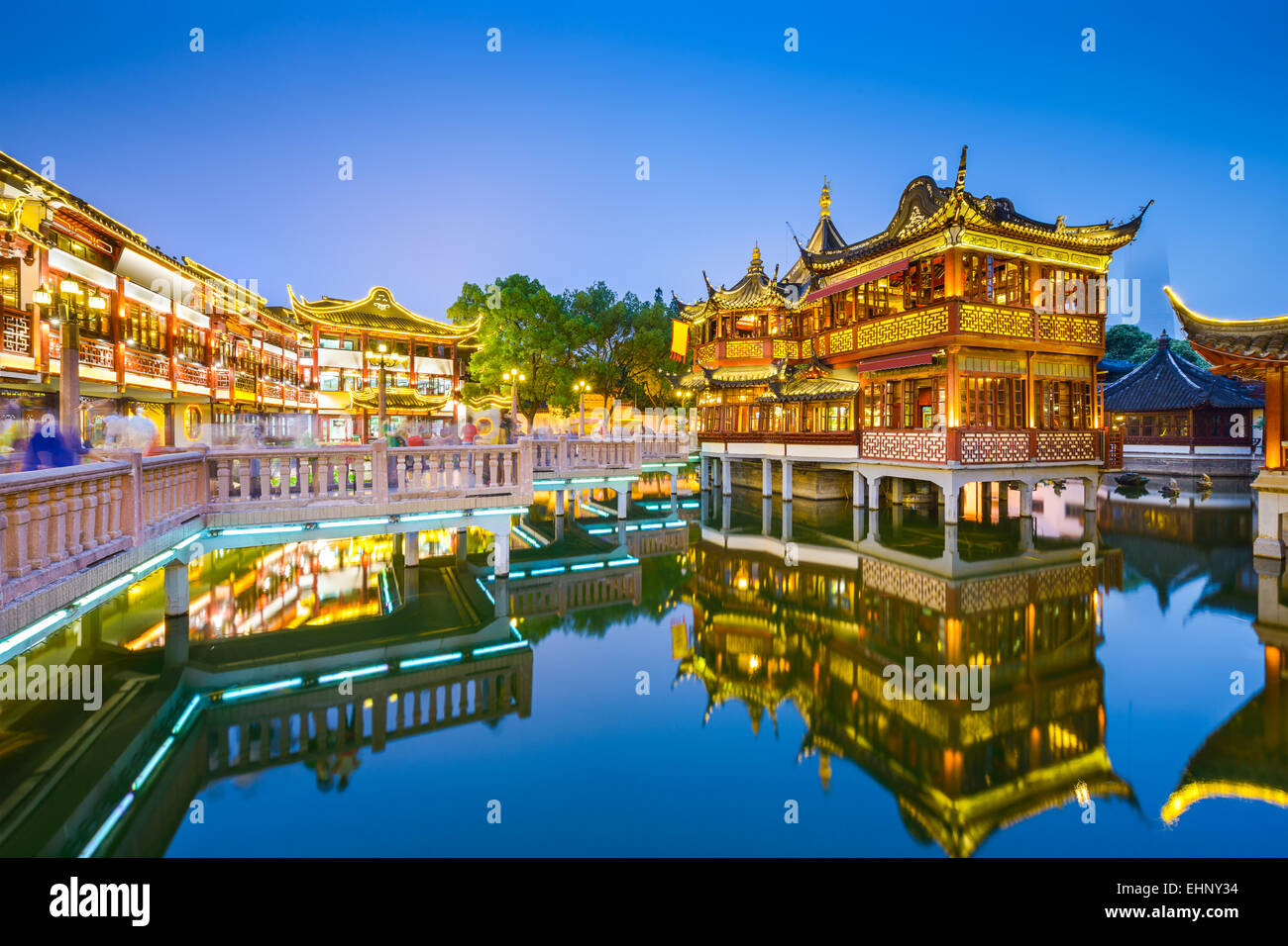Shanghai, China view at the traditional Yuyuan Garden District Stock ...